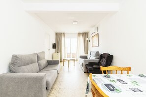Apartamento | Área de estar | TV