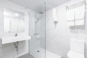 Apartamento, 3 quartos, sacada, vista para a cidade | Banheiro | Chuveiro, secador de cabelo, bidê, toalhas de banho