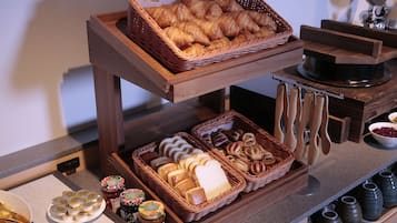 Pequeno-almoço tipo buffet diário mediante uma taxa