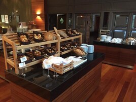 Pequeno-almoço tipo buffet diário mediante uma taxa