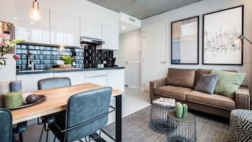 2 Bedroom Apartment | Sala | Televisor de ecrã plano de 43 polegadas com canais por cabo, televisor