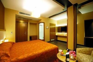 Quarto Standard | Minibar, cofre no quarto, secretária, Wi-fi grátis 