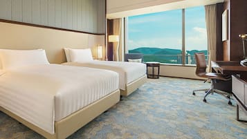 Quarto Deluxe, 2 camas individuais, Vista para a cidade | Edredões de penas, minibar, cofre no quarto, secretária