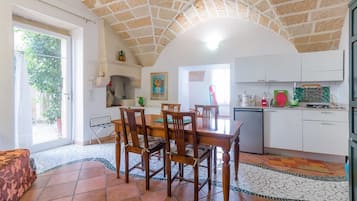 Suíte, várias camas, para não fumantes, cozinha | Cozinha americana privada | Geladeira, micro-ondas (mediante solicitação), cooktop