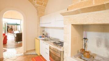 Suite Comfort, 1 quarto, não fumadores, cozinha | Kitchenette privada | Um frigorífico, um micro-ondas (a pedido), uma placa de cozinha