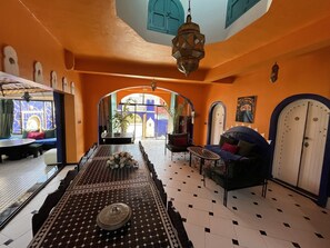 Café da manhã, almoço e jantar; local e internacional