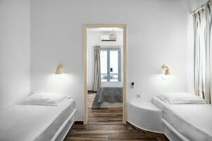 Two Bedroom Family Room with Street View | Cofre no quarto, secretária, ferro/tábua de engomar, Wi-fi grátis 