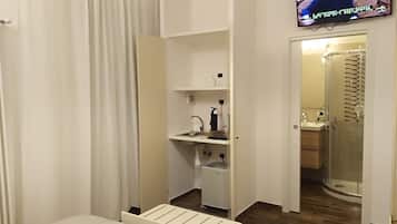 Quarto quádruplo luxo, 1 quarto (Via Guglielmo Oberdan 134) | Cozinha privada | Geladeira, micro-ondas, fogão, cooktop
