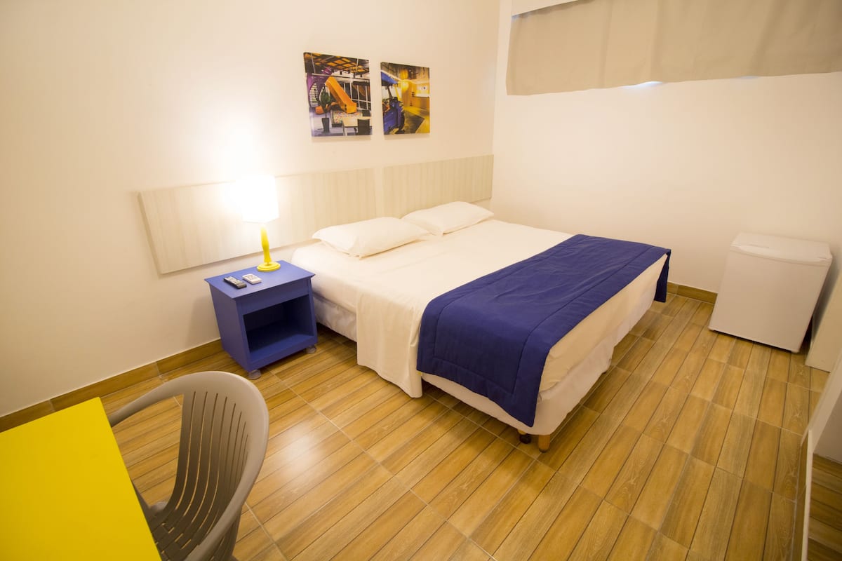 Frigobar, cofres nos quartos, escrivaninha, cortinas blackout