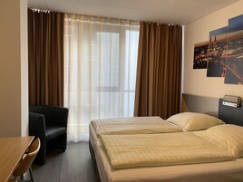 Quarto casal | Cofres nos quartos, escrivaninha, quartos à prova de som