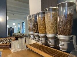 Café da manhã com buffet todos os dias (EUR 16 por pessoa) 