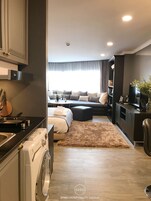 Estúdio | Área de estar | TV de tela plana 43 polegadas com canais a cabo, TV