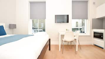 Small Studio Apartment | Sala de estar | Televisor de 32 polegadas com canais via satélite