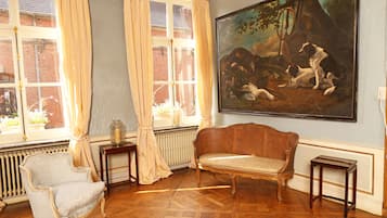 Casa grand, 5 quartos, vista para o jardim | Sala de estar | Livros