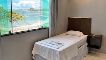 Quarto Triplo Superior, vista para o mar | Minibar, secretária adequada para computadores portáteis, Wi-fi grátis