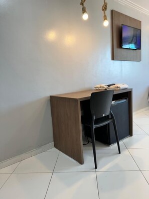 Minibar, secretária adequada para computadores portáteis, Wi-fi grátis 