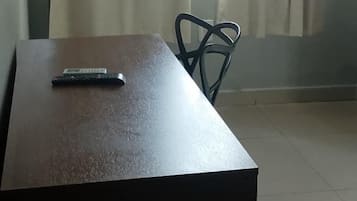Basic Triple Room, Without Window | Frigobar, espaço de trabalho para notebook, Wi-Fi de cortesia