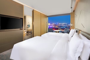 Quarto clássico, 2 camas de casal, acesso ao Club Lounge, vista para o rio | Roupas de cama premium, frigobar, cofres nos quartos, cortinas blackout