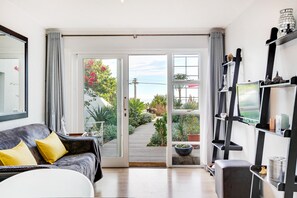 Fulham Garden Cottage | Sala de estar | Televisor de ecrã plano de 0 polegadas com canais via satélite