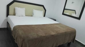 Quarto solteiro, 1 cama King | Cofres nos quartos, escrivaninha, ferros/tábuas de passar roupa