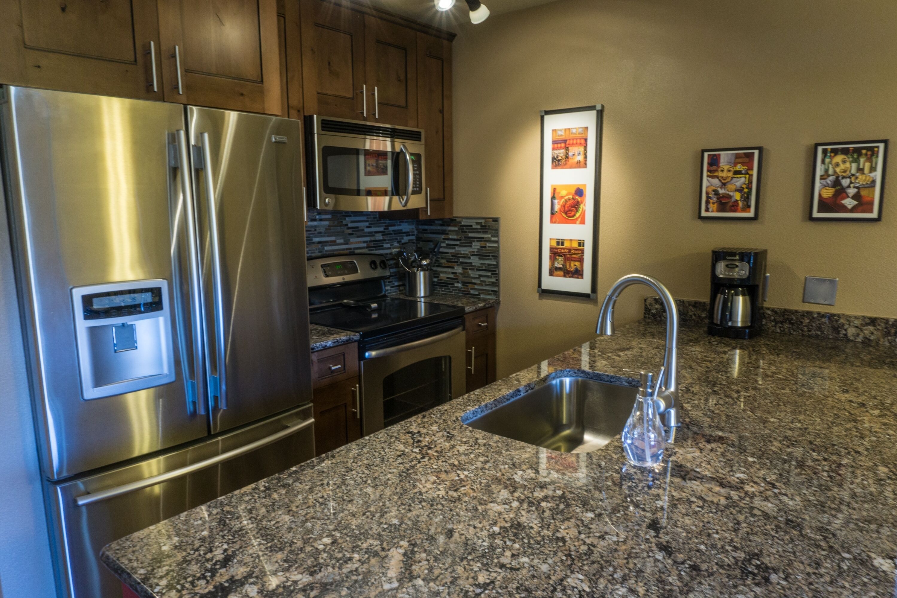 Condo, 1 quarto | Cozinha privada | Geladeira grande, micro-ondas, fogão, cooktop