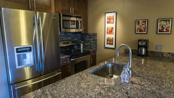 Condo, 1 quarto | Cozinha privada | Geladeira grande, micro-ondas, fogão, cooktop