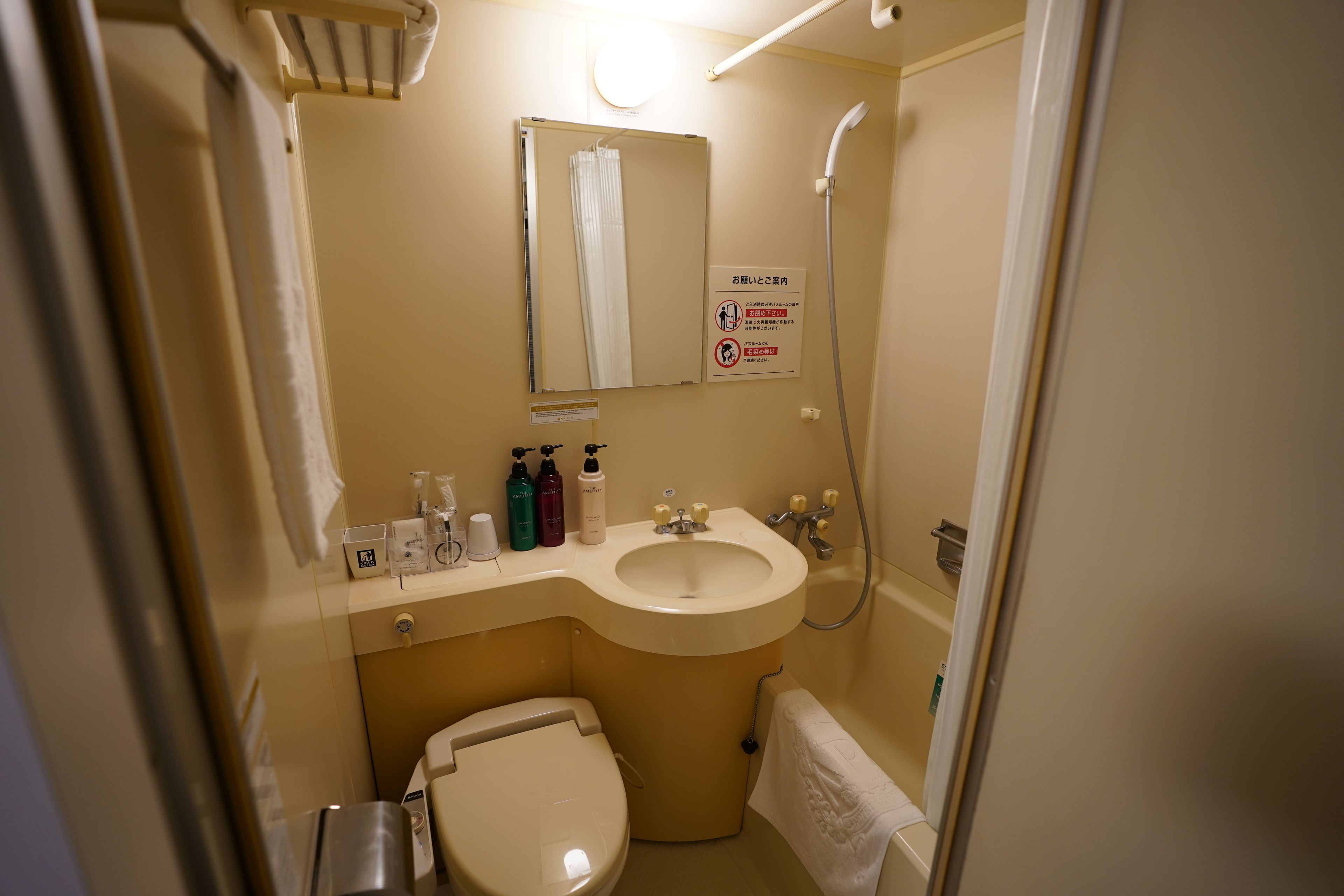 Uma combinação polibã/banheira, artigos de higiene pessoal grátis 