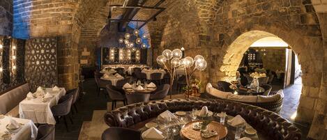 3 restaurantes, é servido almoço