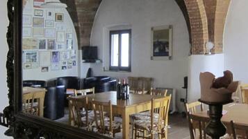 Almoços e jantares servidos, incluindo cozinha local