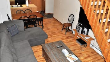 Apartamento em Condomínio Fechado, várias camas (Fox Pine Lodge Hotel Room 2 FPAFH2) | Com decoração personalizada, com mobília individualizada, Wi-fi grátis