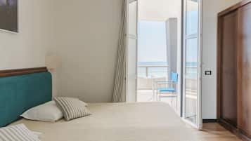 Quarto de Luxo, varanda, vista para o mar | Minibar, secretária, Wi-fi grátis, roupa de cama fornecida