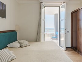 Quarto de Luxo, varanda, vista para o mar | Minibar, secretária, Wi-fi grátis, roupa de cama fornecida 