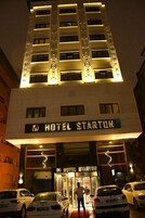 Entrada de um hotel com uma placa indicando