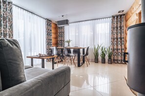 Apartamento, lareira | Cofre no quarto, com decoração personalizada, ferro/tábua de engomar 