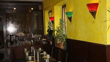 Café da manhã com buffet grátis todos os dias