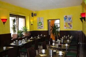Café da manhã com buffet grátis todos os dias