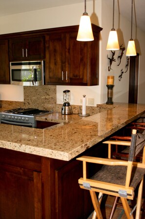 Um micro-ondas, um forno, uma máquina de lavar louça 