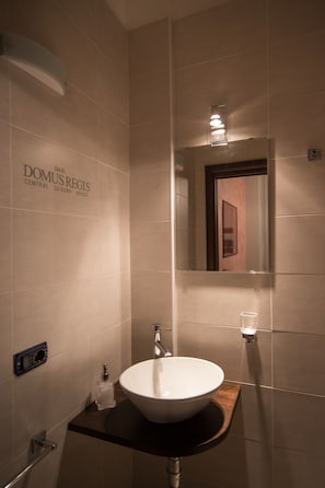 Quarto casal conforto, 1 cama King, para não fumantes | Banheiro | Chuveiro, secador de cabelo, bidê, toalhas de banho