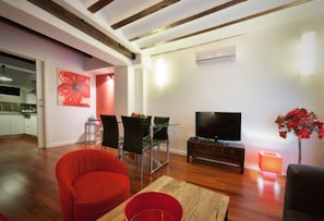 Apartamento, 2 quartos | Sala de estar | TV de ecrã plano 