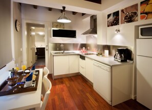 Apartamento, 2 quartos | Cozinha privada | Um frigorífico/congelador grande, um micro-ondas, um forno 