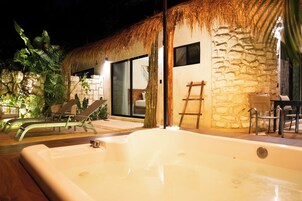 Premium Bungalow 1 King Bed Jetted Tub | Vista do quarto