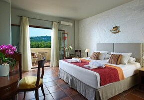 Cortinas blackout, Wi-Fi de cortesia, roupa de cama