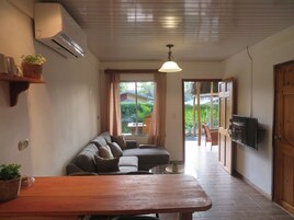 Casa, 3 quartos, vista para o jardim | Sala de estar | Televisor de ecrã plano de 40 polegadas com canais por cabo, televisor 