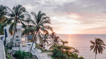 Na praia, espreguiçadeiras, toalhas de praia, massagens na praia