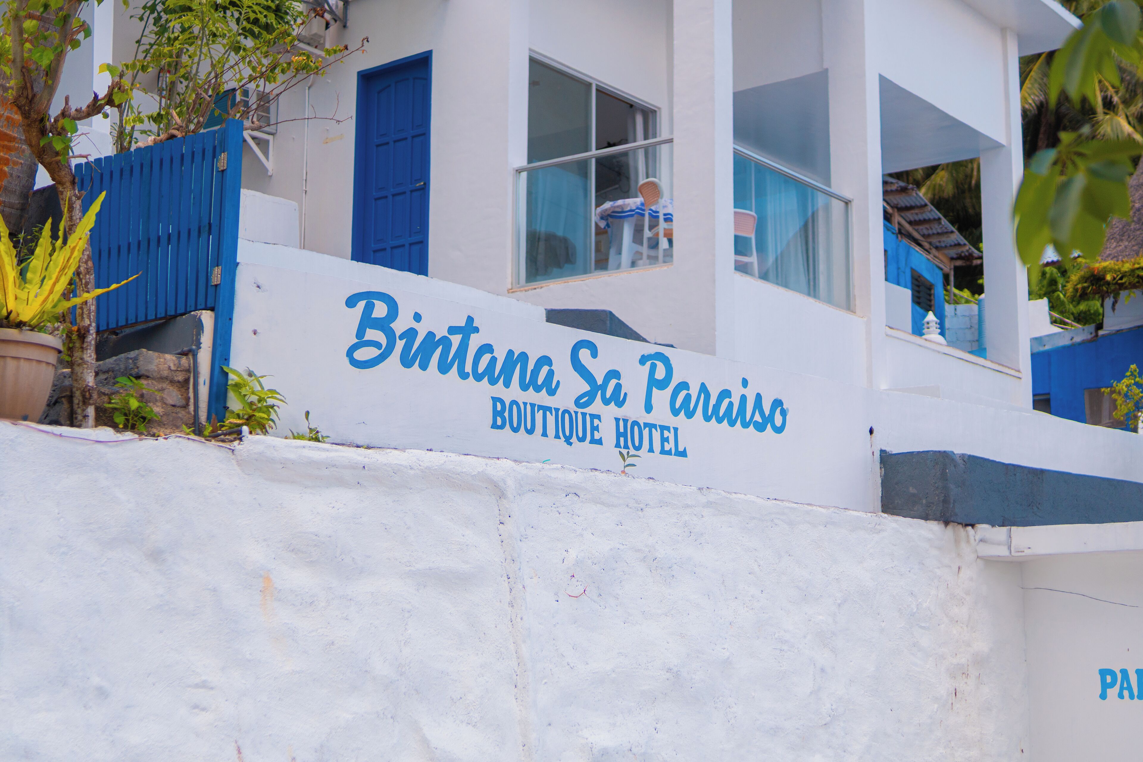 Um edifício com uma placa que diz 'Bintana Sa Paraiss Boutique Hotel'.