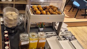 Pequeno-almoço preparado no momento diário (16.0 EUR por pessoa) 