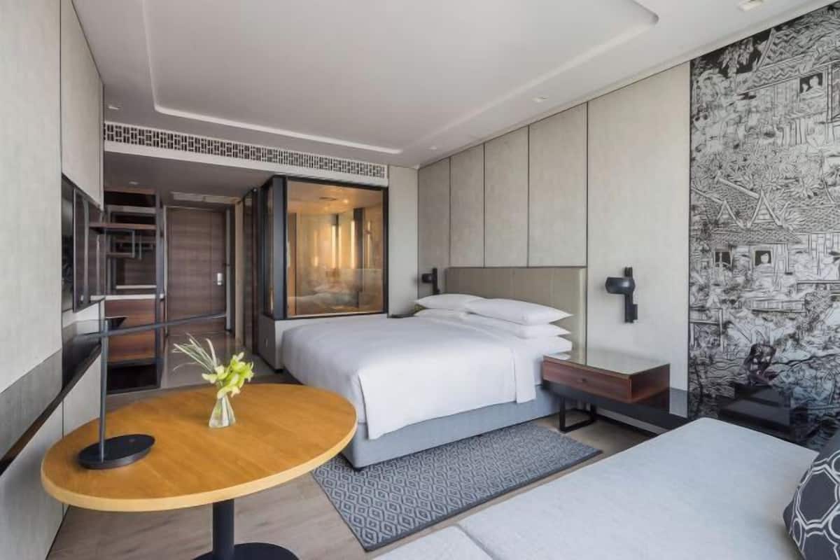 Camas de colchão pillowtop, minibar, cofre no quarto, secretária