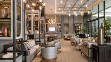 2 bares/lounges, um bar junto à piscina