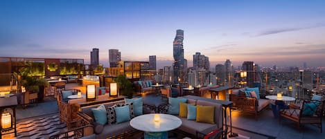 2 bares/lounges, um bar junto à piscina