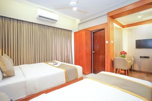 Quarto Triplo Familiar, 1 quarto | 1 quarto, roupa de alta qualidade, edredões de penas, secretária 
